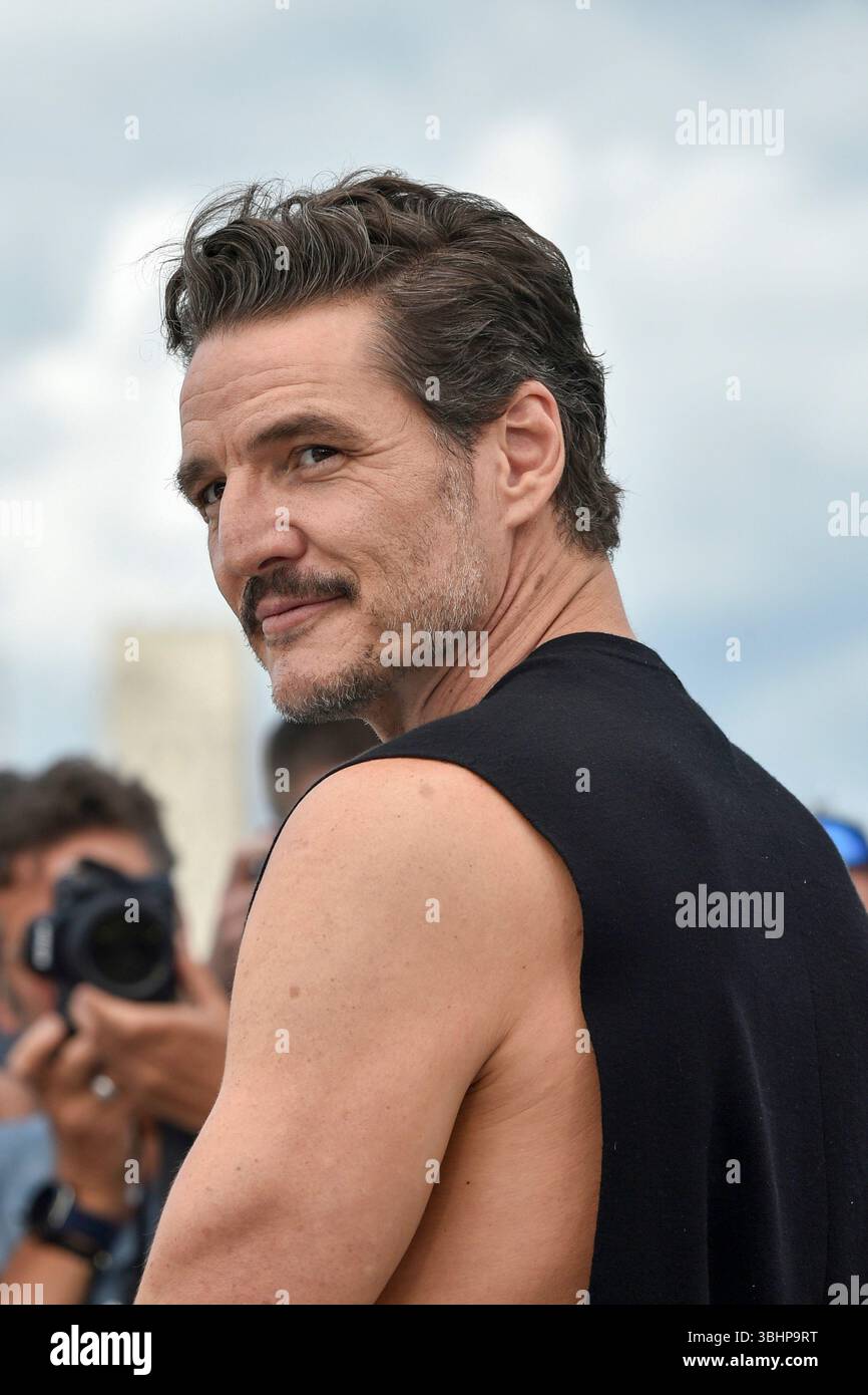 Actor Pedro Pascal posing during the photocall of the film Eddigton on ...