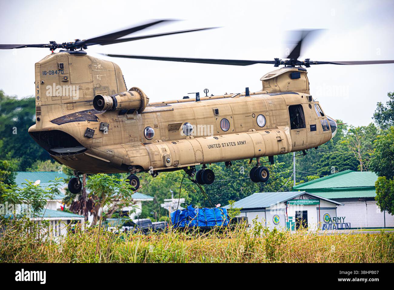 A U.S. Army Boeing CH-47 Chinook with 25th Combat Aviation Brigade ...