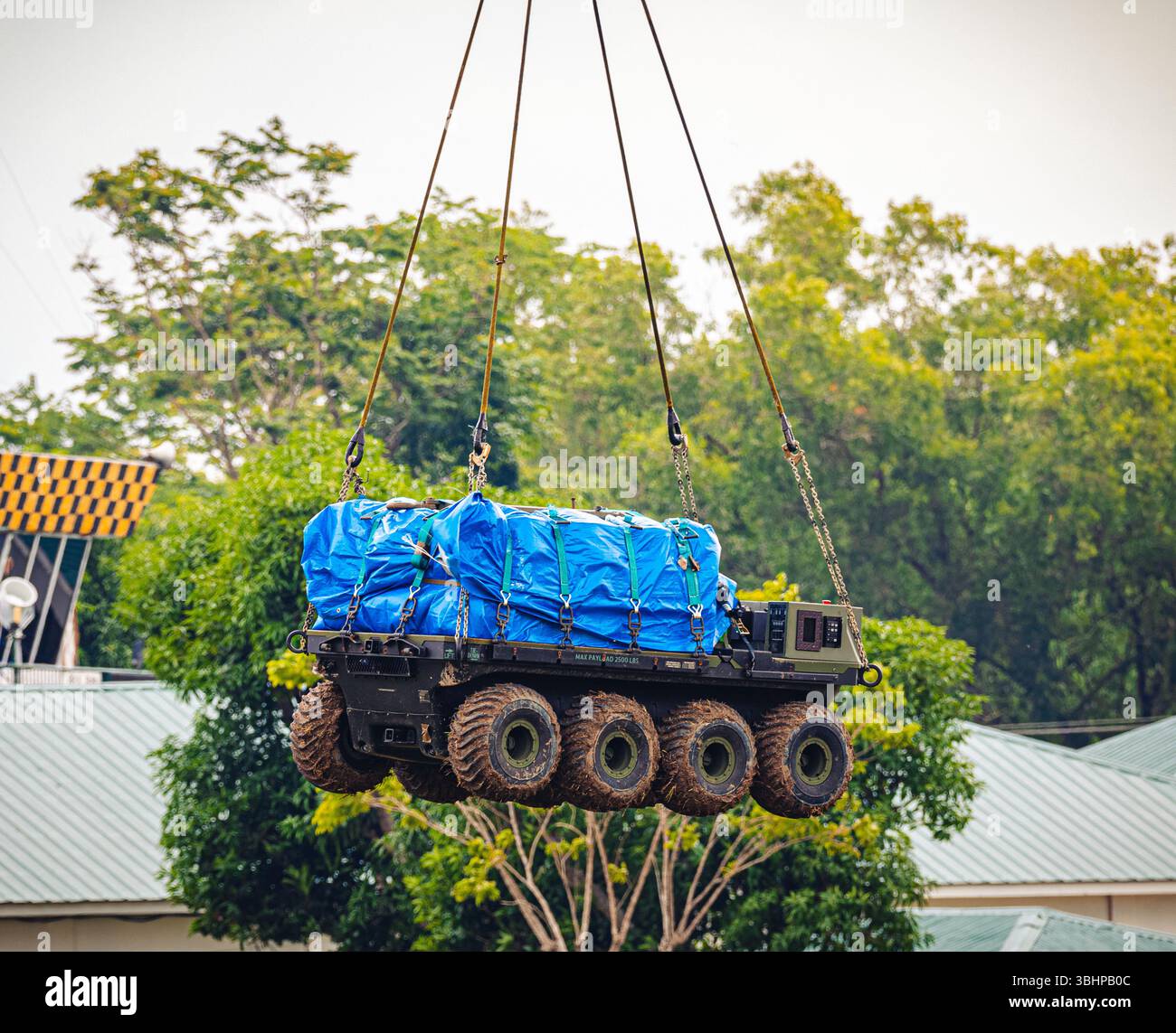 A U.S. Army Boeing CH-47 Chinook with 25th Combat Aviation Brigade ...