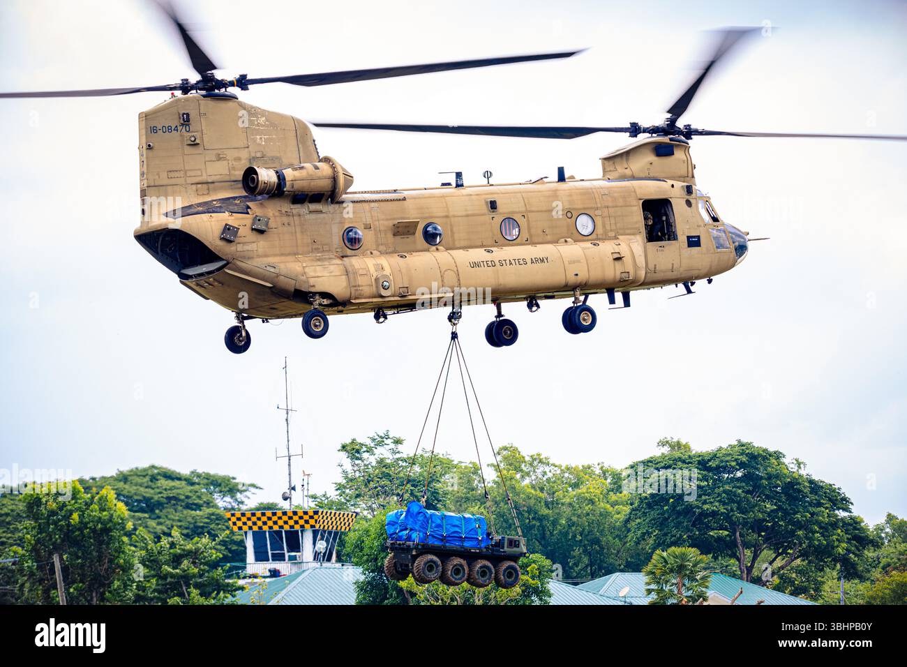 A U.S. Army Boeing CH-47 Chinook with 25th Combat Aviation Brigade ...