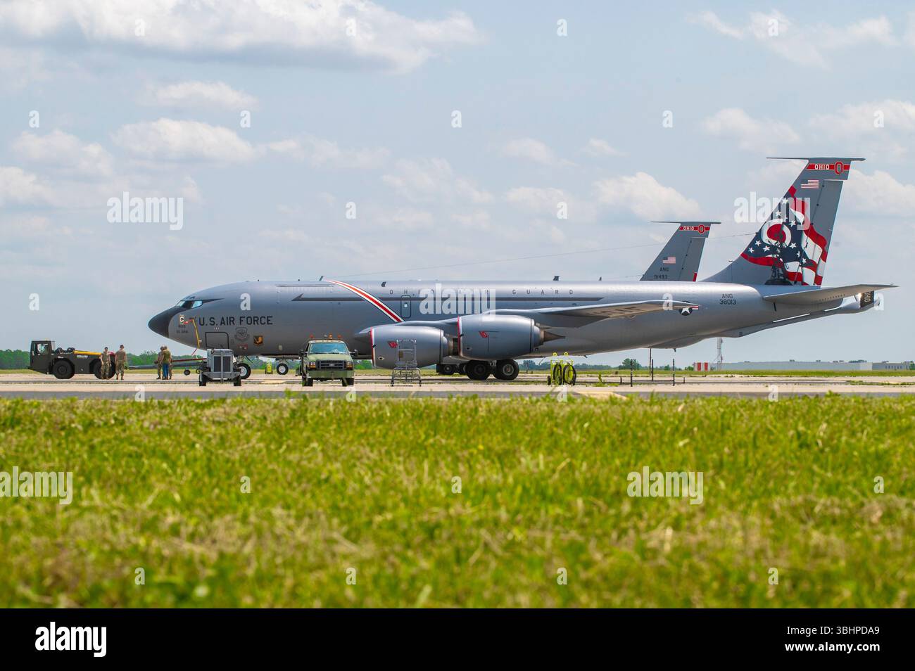 U.S. Air Force Airmen with the 121st Air Refueling Wing Maintenance ...