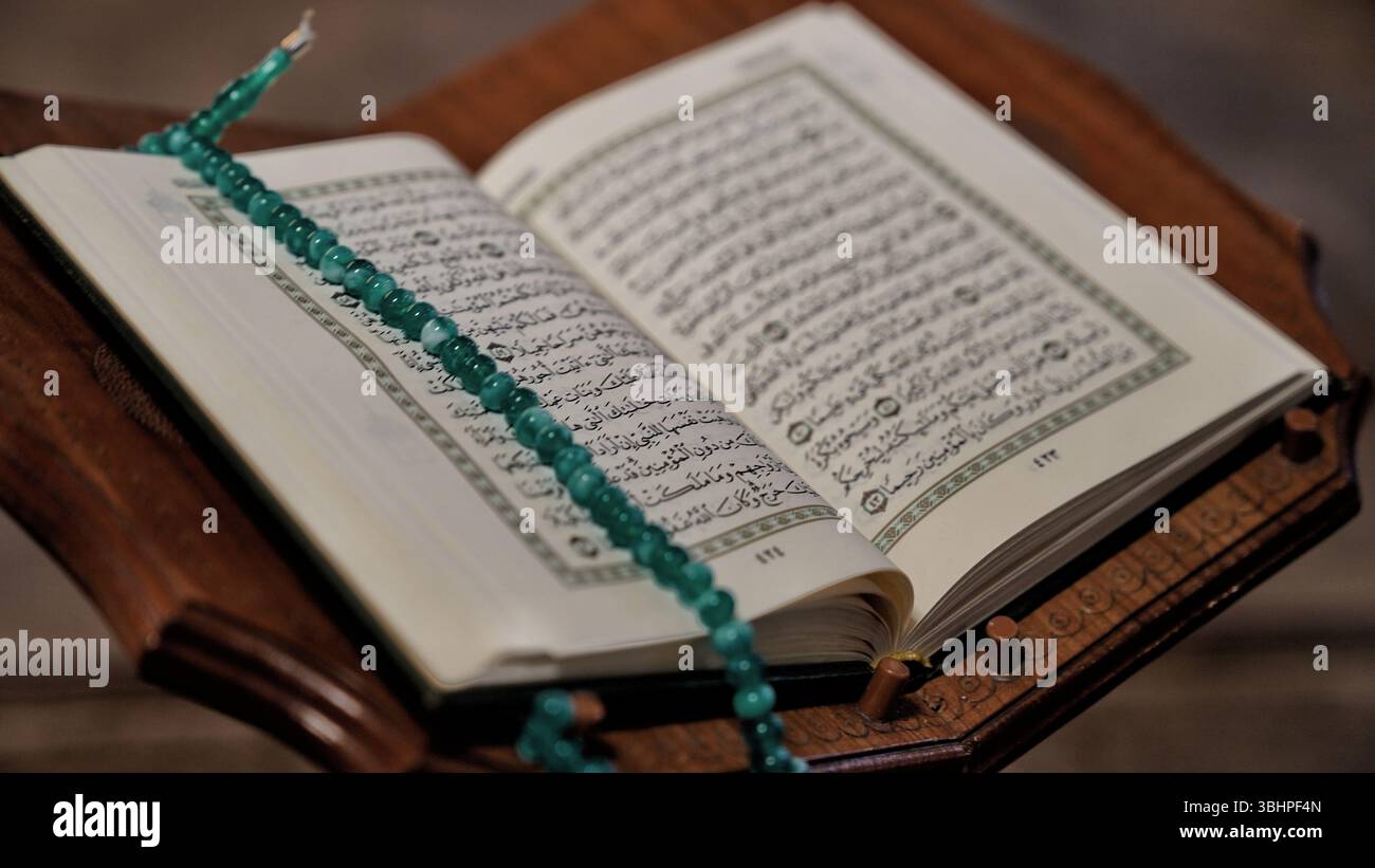 Reading kuran hi-res stock photography and images - Alamy