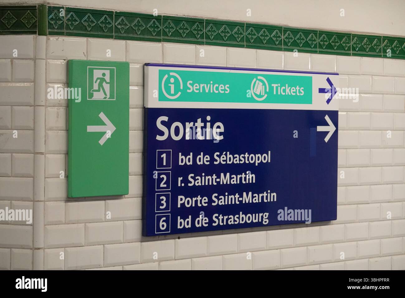 Paris, Metro, Leitsystem // Paris, Metro, Wayfinding System Stock Photo ...