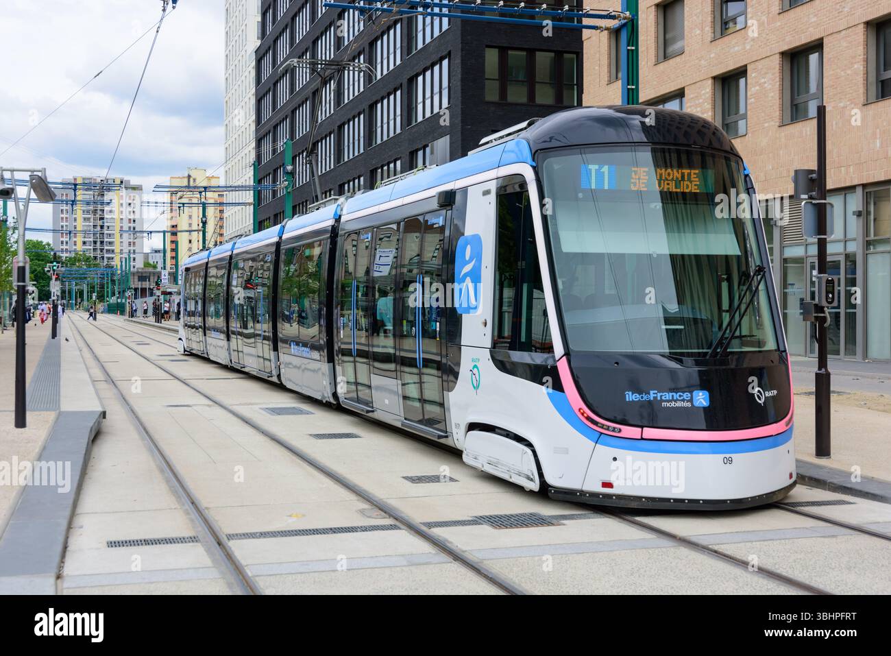 Bobigny bei Paris, moderne Straßenbahnlinie T1 // Bobigny near Paris ...