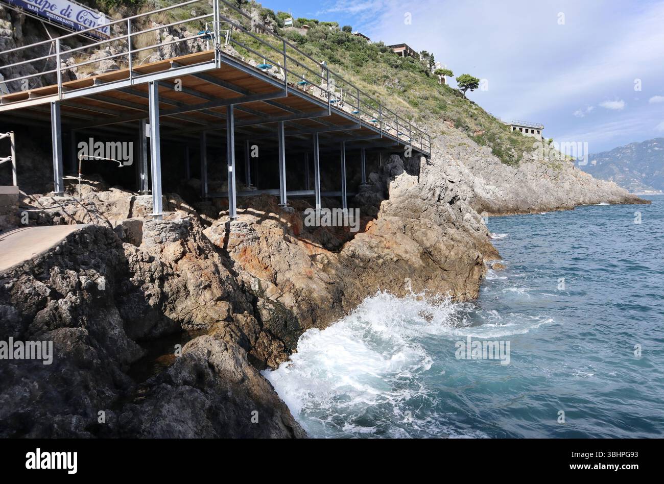 Conca dei Marini - Solarium sulla scogliera di Capo di Conca Stock ...