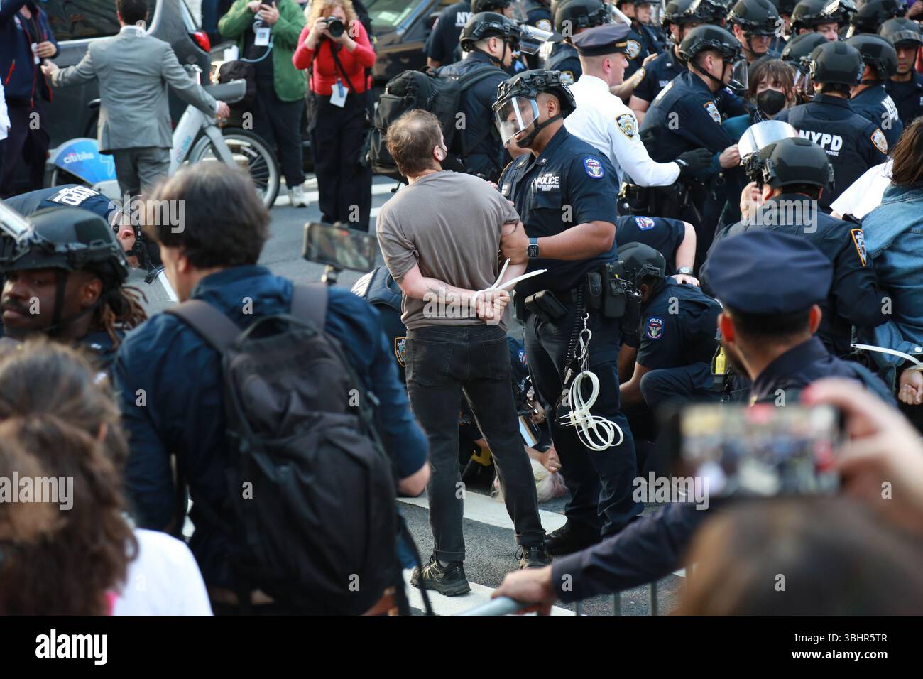 (250611) -- NEW YORK, June 11, 2025 (Xinhua) -- Police officers detain ...