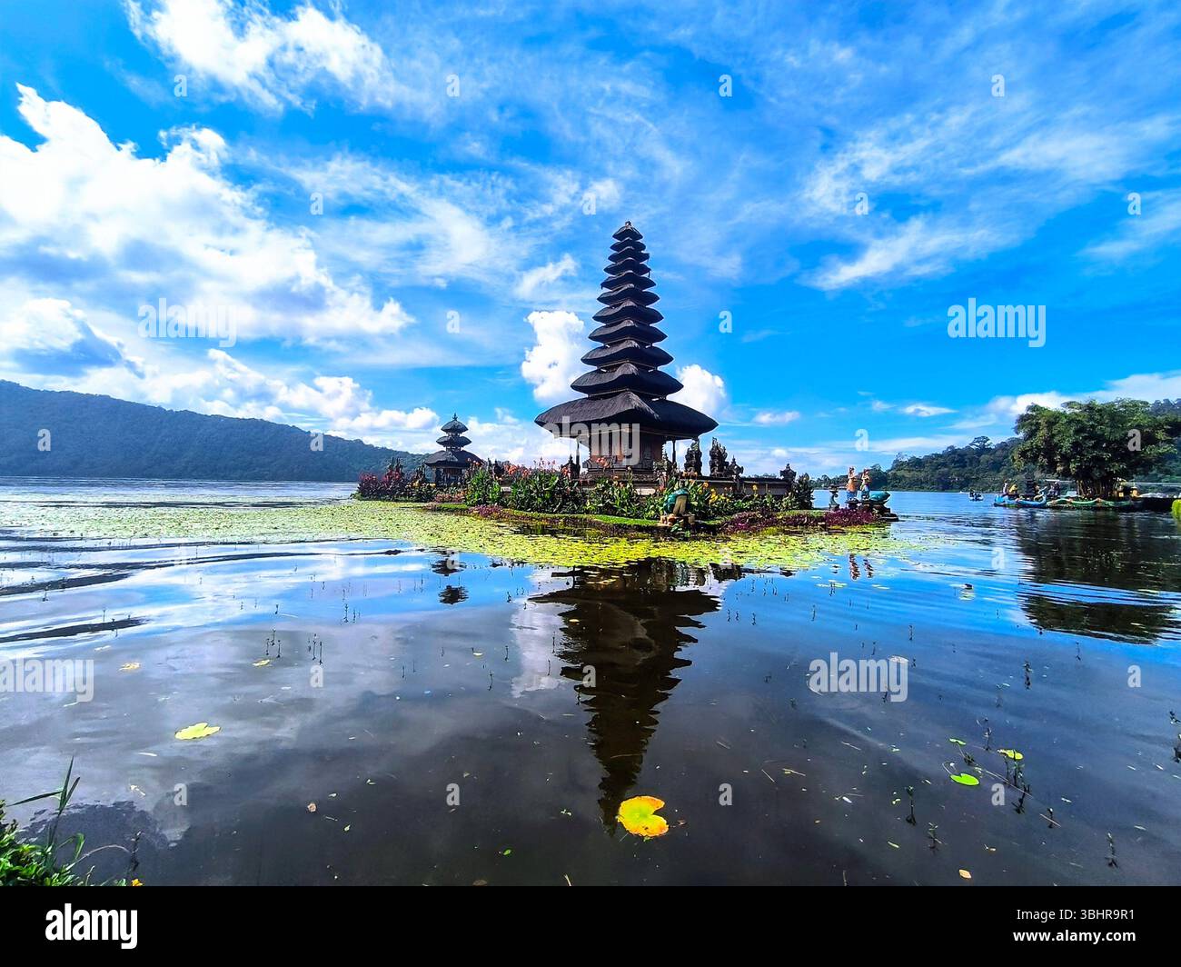 Description Ulun Danu Bedugul Temple, located on the edge of Lake ...