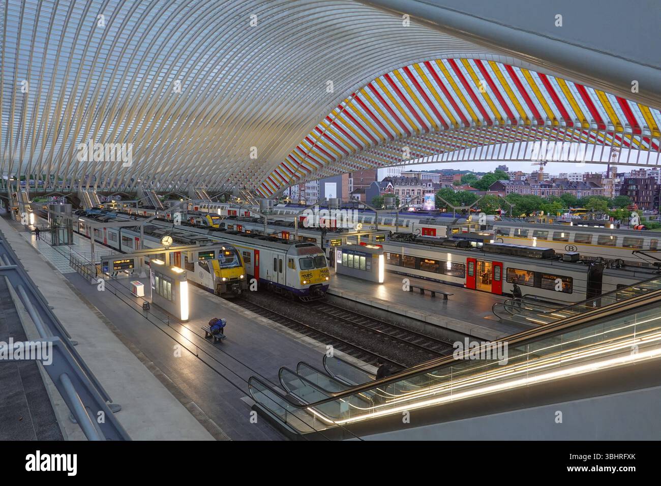 Bahnhof Liege-Guillemins von Santiago Calatrava // Liege-Guillemins ...