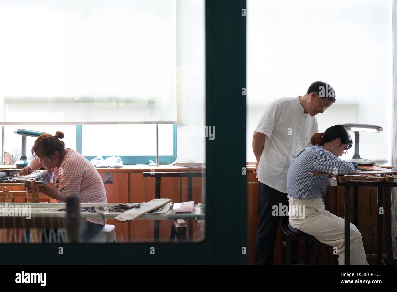 (250611) -- YANCHENG, June 11, 2025 (Xinhua) -- Chen Boyu guides an ...