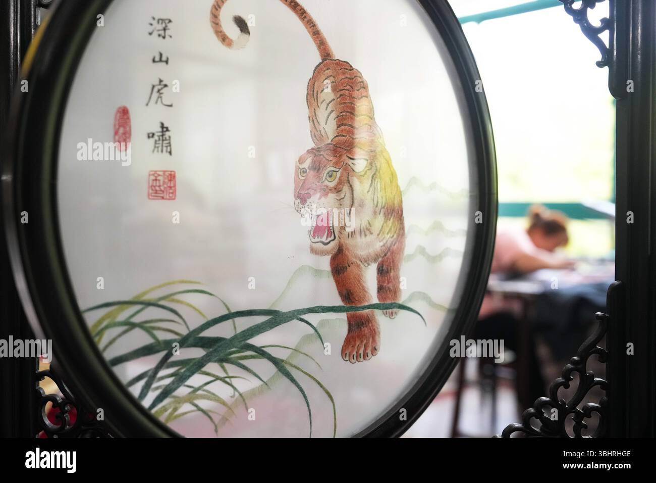 (250611) -- YANCHENG, June 11, 2025 (Xinhua) -- A hair embroidery ...
