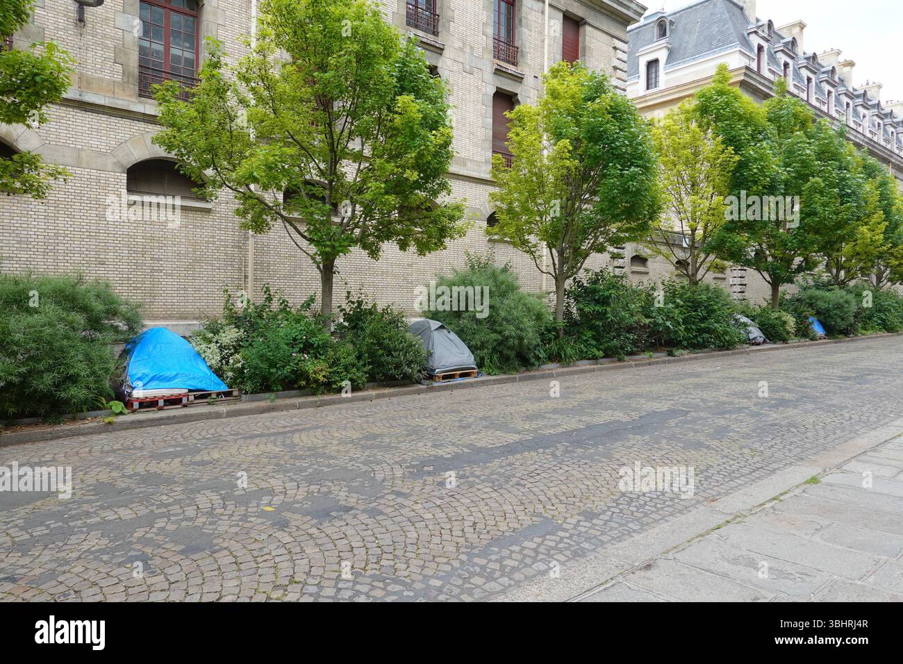 Paris, Rue de Sully, Zelte von Obdachlosen // Paris, Rue de Sully ...