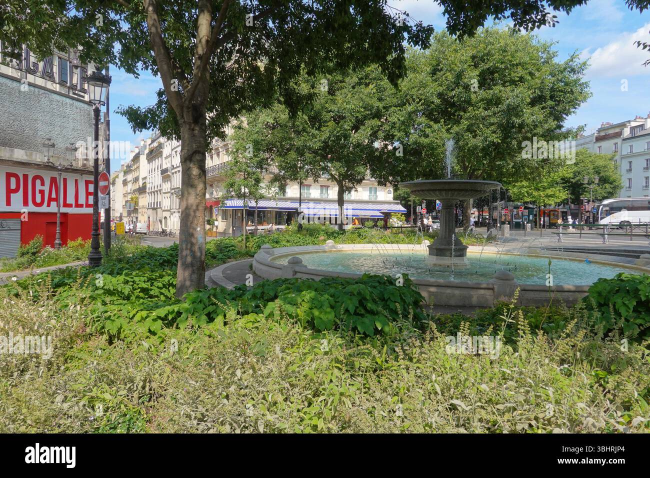 Paris, Begrünung des Place Pigalle // Paris, New Greenery at Place ...