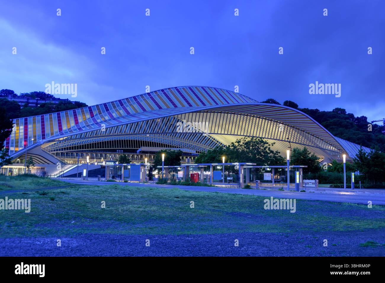 Bahnhof Liege-Guillemins von Santiago Calatrava // Liege-Guillemins ...