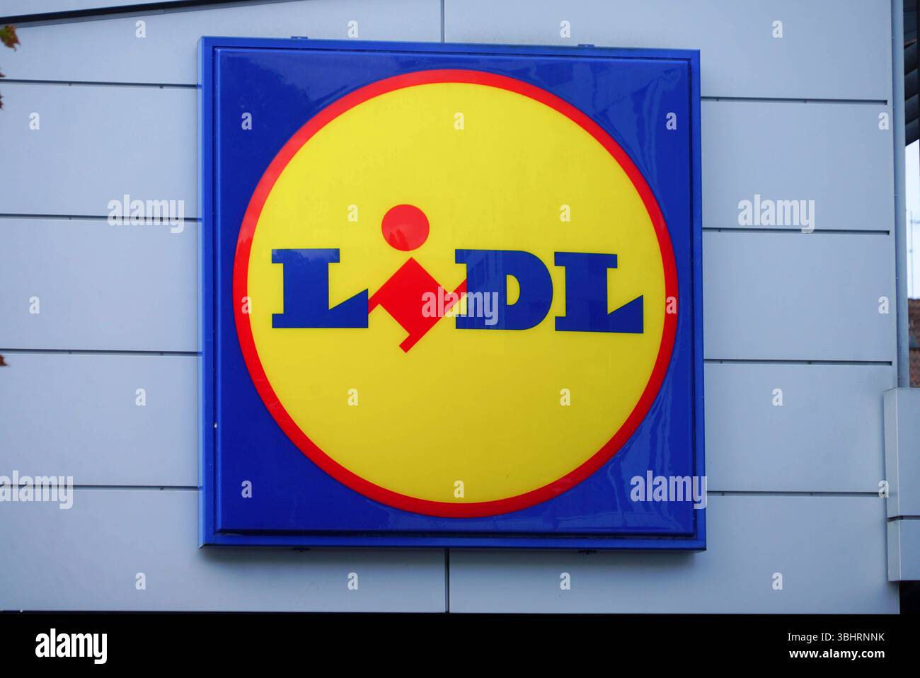 Lidl Logo Emblem Hamburg 11.06.2025 - Der Discounter Lidl lässt jetzt ...