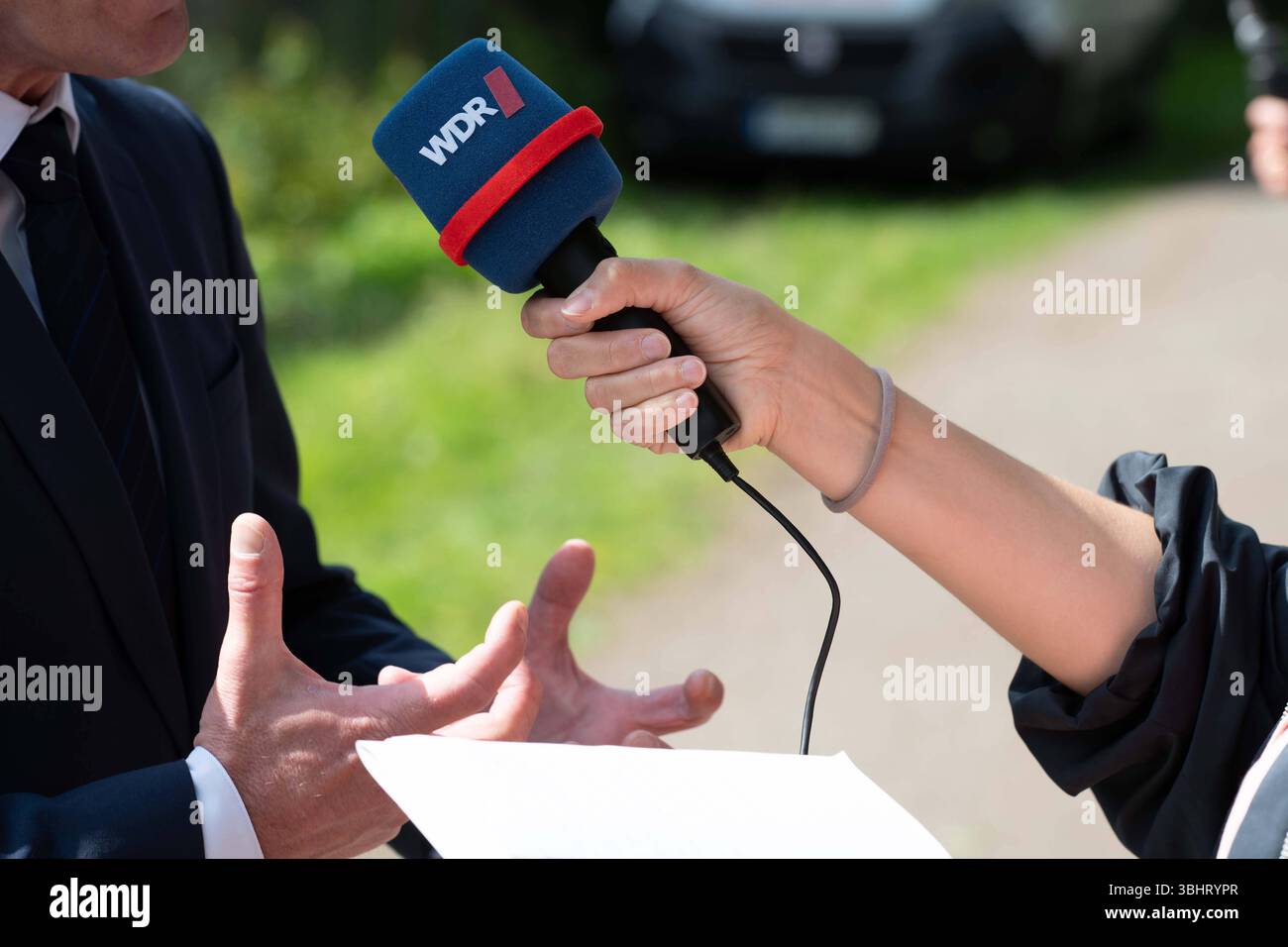 Eine Reporterin des WDR haelt ein Mikrofon, Interview, Feature ...