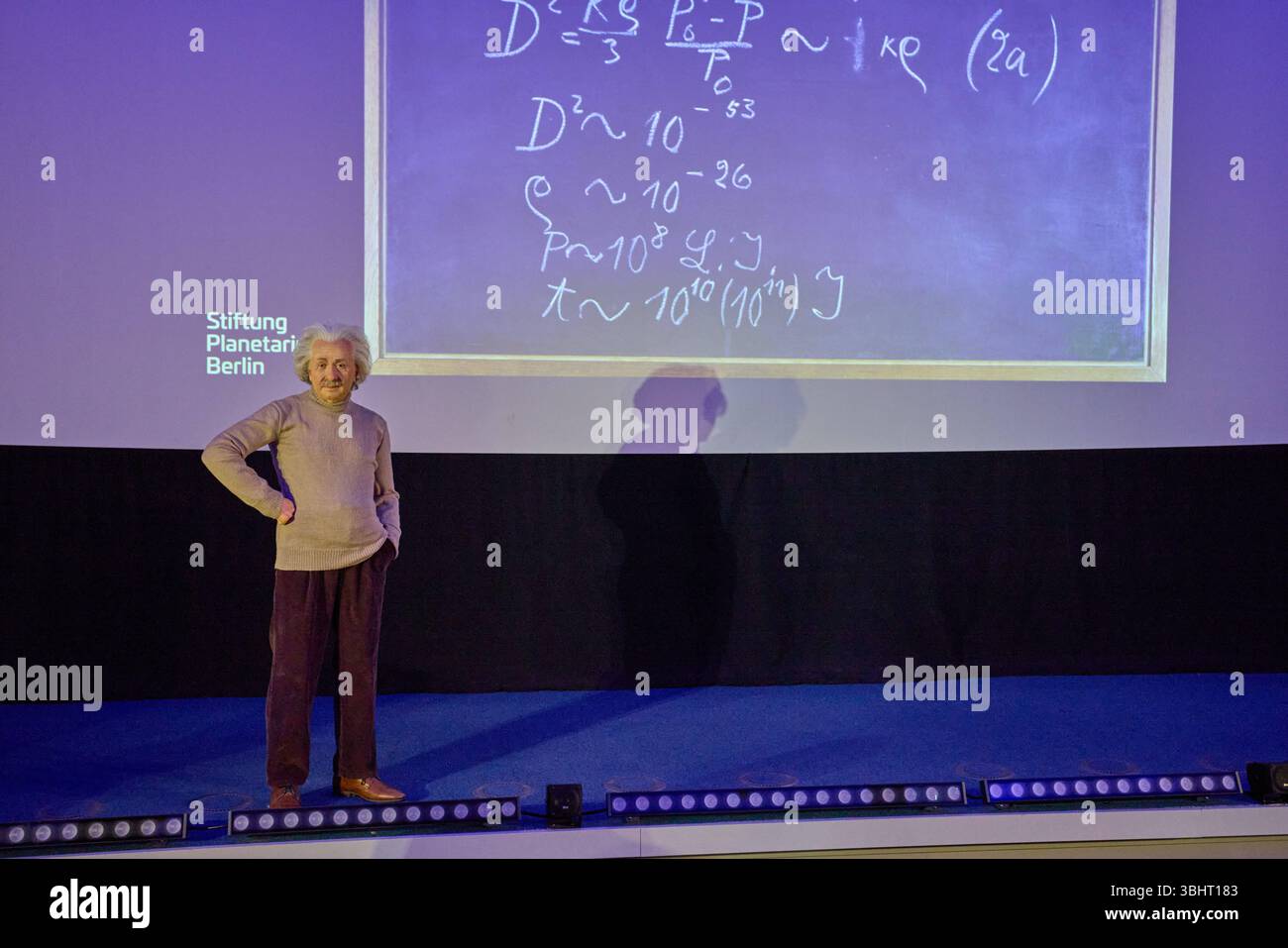 Die Wachsfigur von Albert Einstein - 110. Jubilaeums von Albert ...