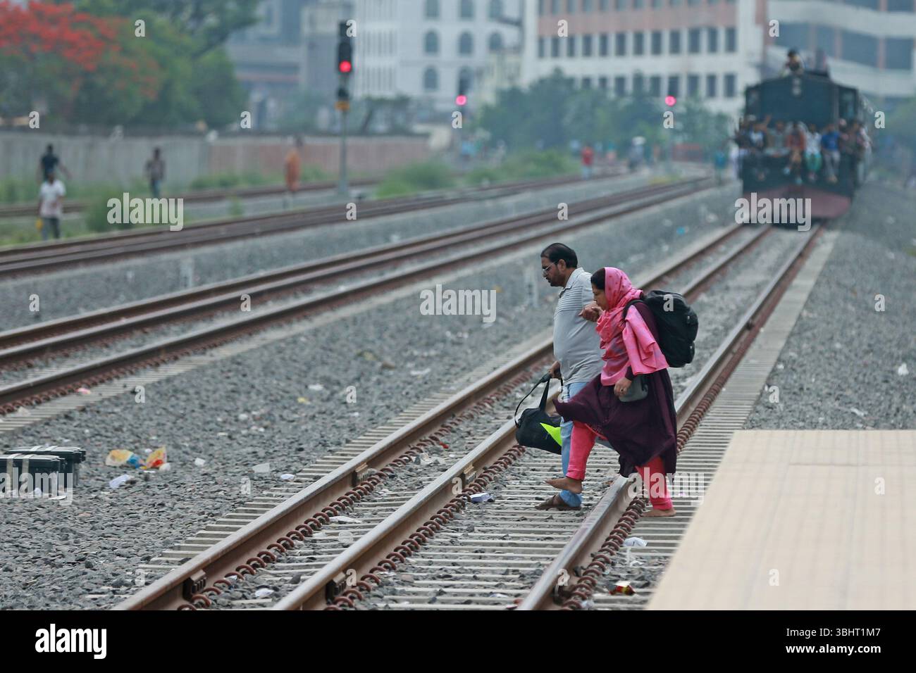 People travel on the roof and on the locomotive of a train ...