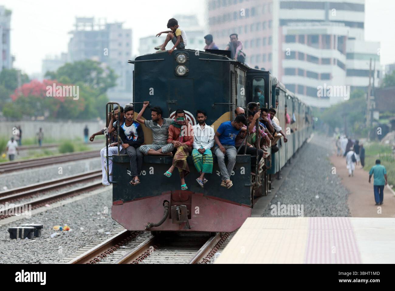 People travel on the roof and on the locomotive of a train ...