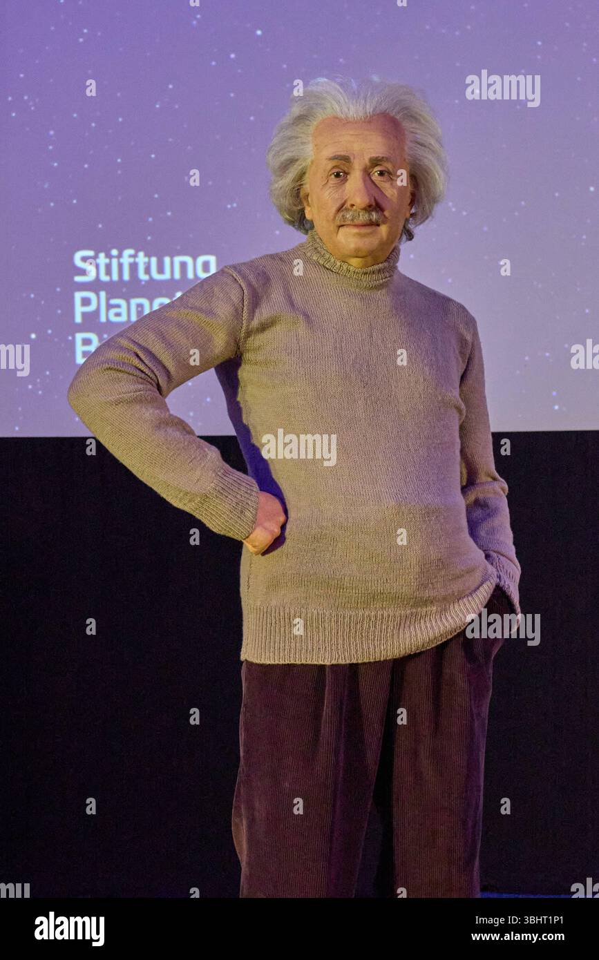 Die Wachsfigur von Albert Einstein - 110. Jubilaeums von Albert ...