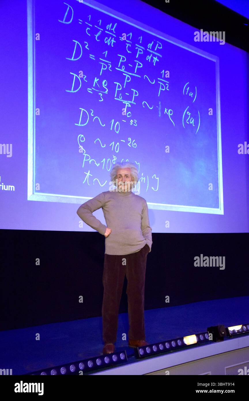 Fototermin mit der Wachsfigur von Albert Einstein im Einstein-Saal der ...