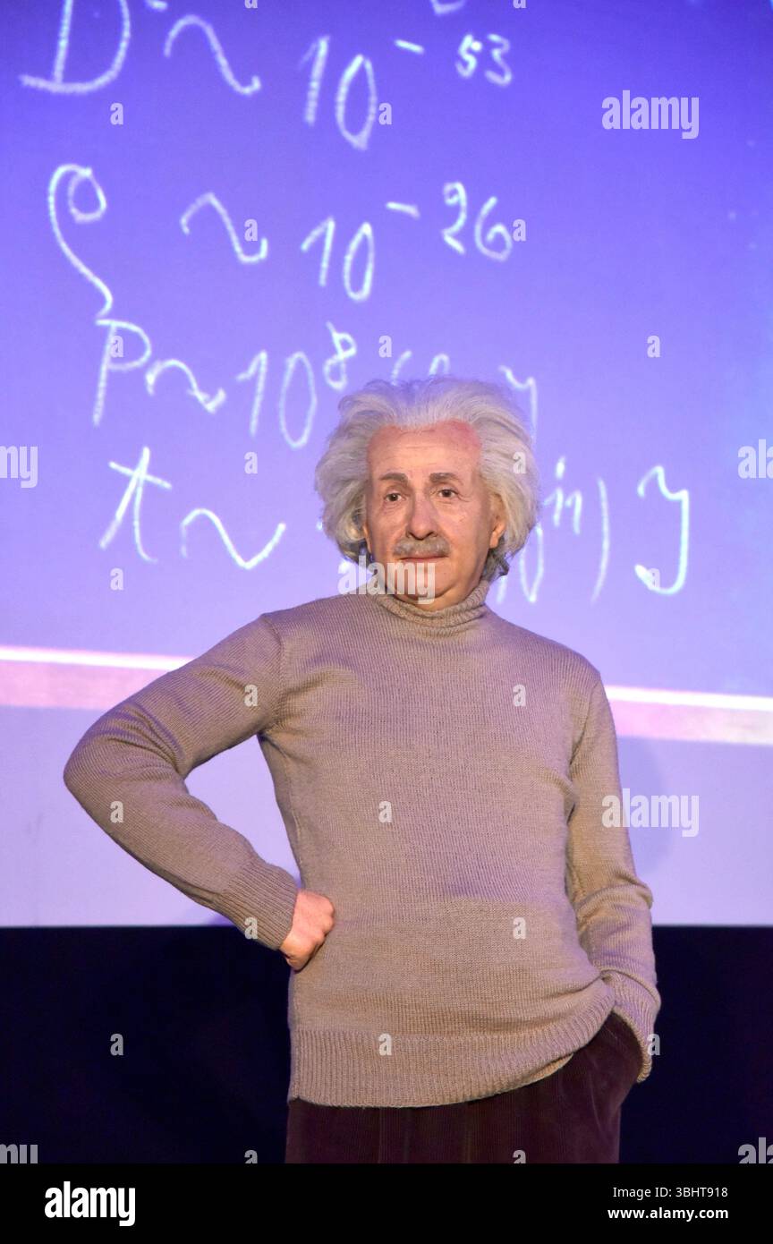 Fototermin mit der Wachsfigur von Albert Einstein im Einstein-Saal der ...