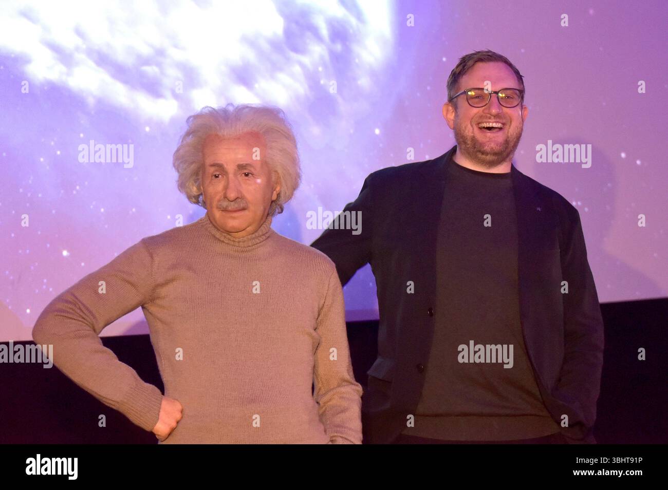Tim Florian Horn beim Fototermin mit der Wachsfigur von Albert Einstein ...