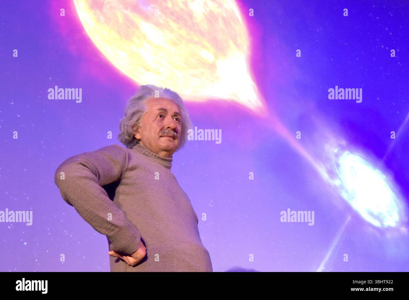 Fototermin mit der Wachsfigur von Albert Einstein im Einstein-Saal der ...