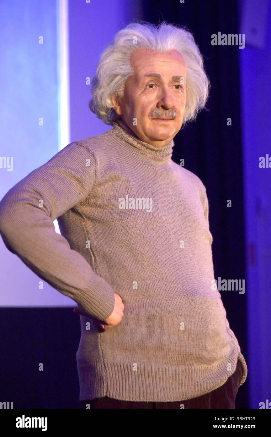Fototermin mit der Wachsfigur von Albert Einstein im Einstein-Saal der ...