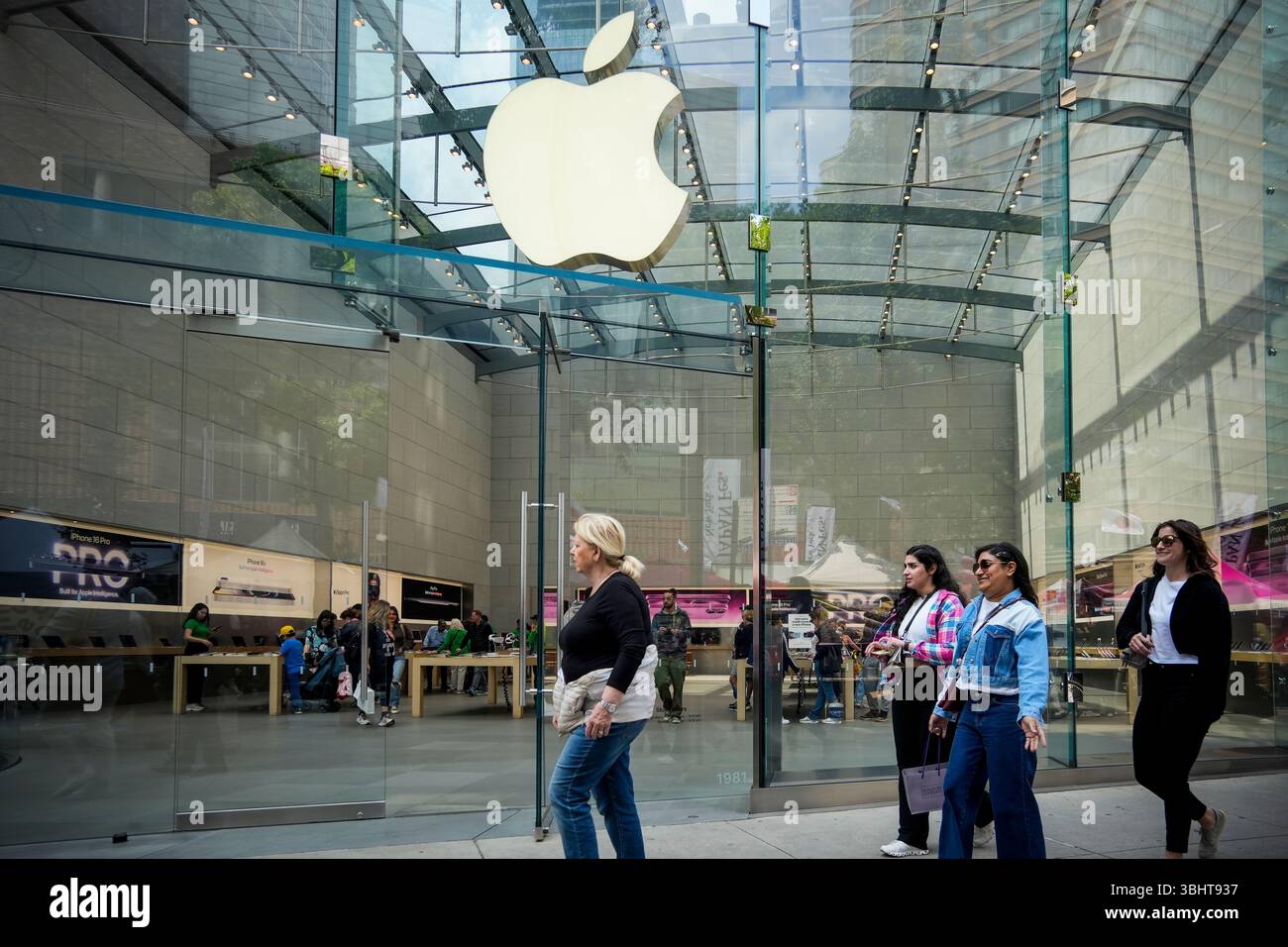 The Apple shines over the Upper West Side neighborhood Apple store in ...