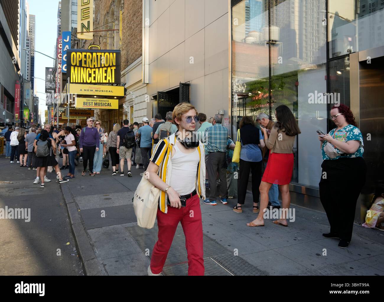 Theatrelovers outside the Golden Theatre in the Theater District in New ...
