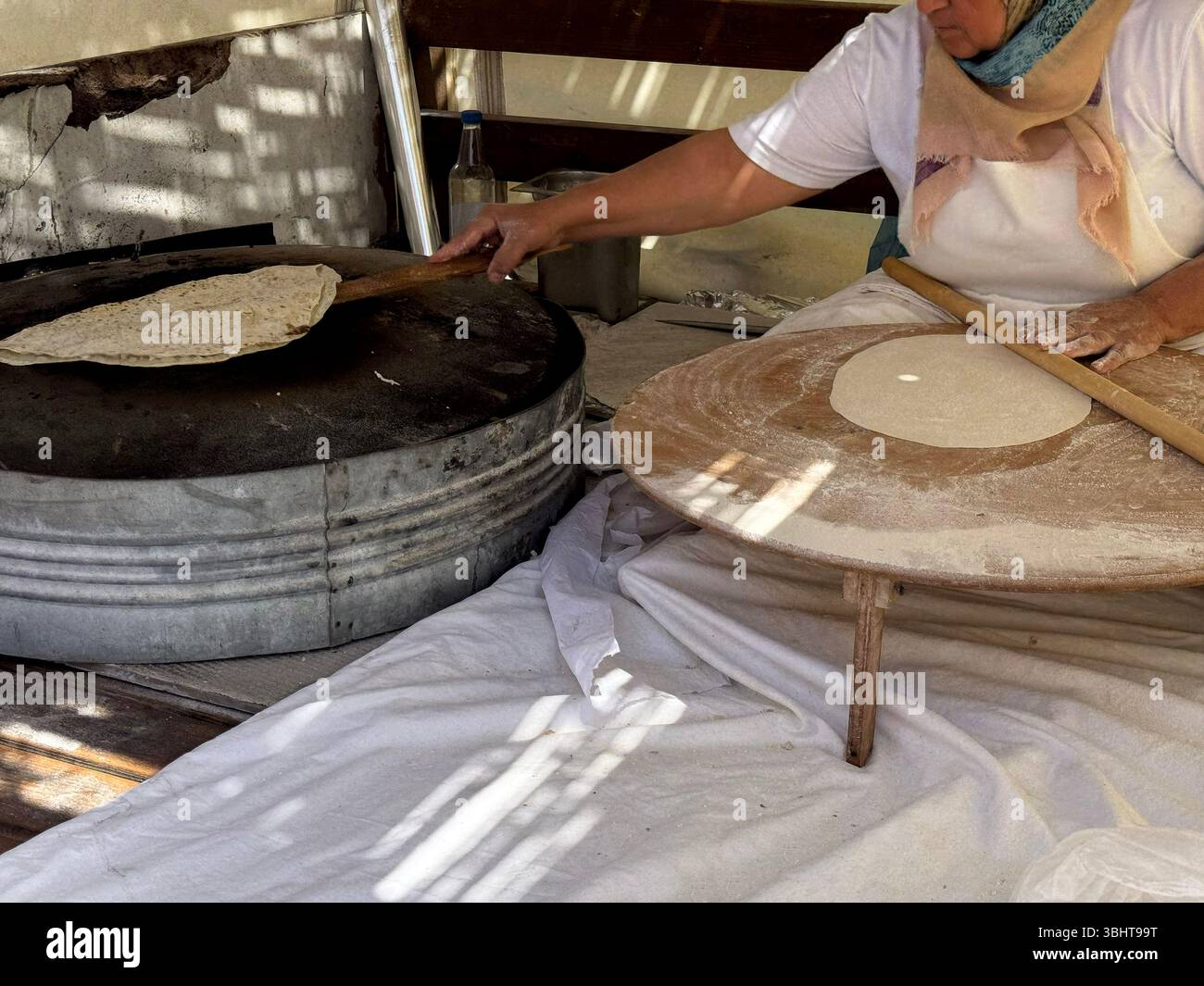 Filling folding turkish gozleme hi-res stock photography and images - Alamy