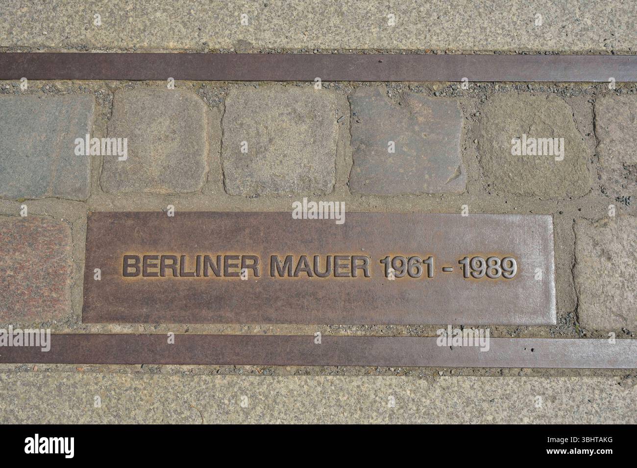 Stahlplatte, Markierung im Boden, Verlauf ehemaliger Mauerstreifen ...