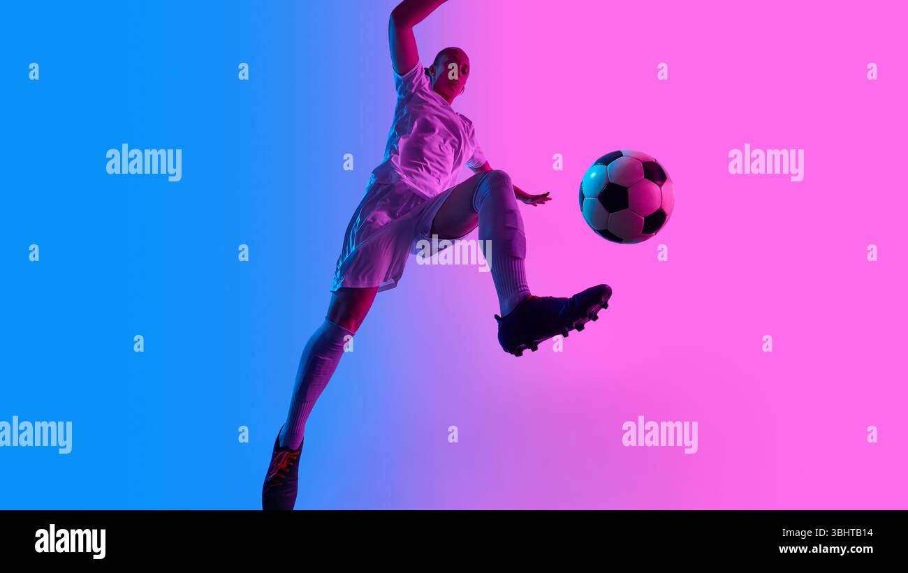 Female soccer player in flight hi-res stock photography and images - Alamy