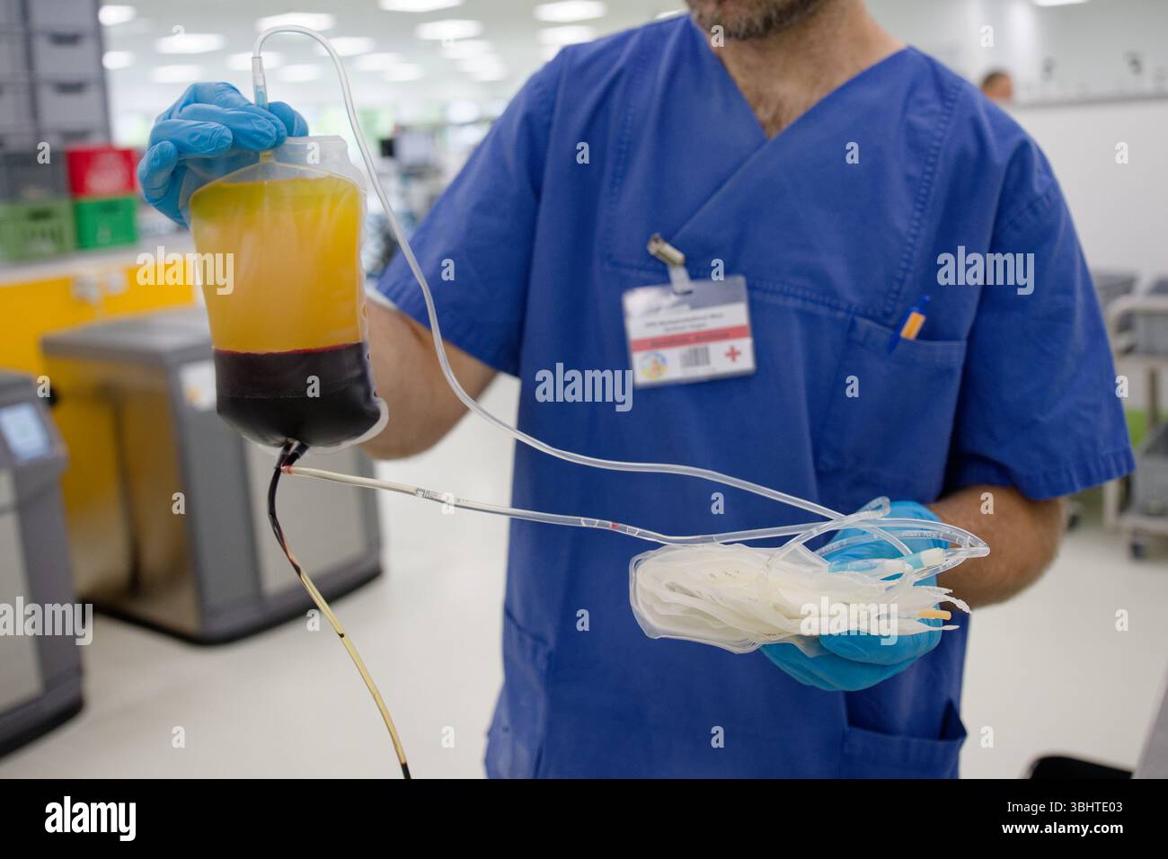 PRODUCTION - 11 June 2025, North Rhine-Westphalia, Hagen: An employee ...