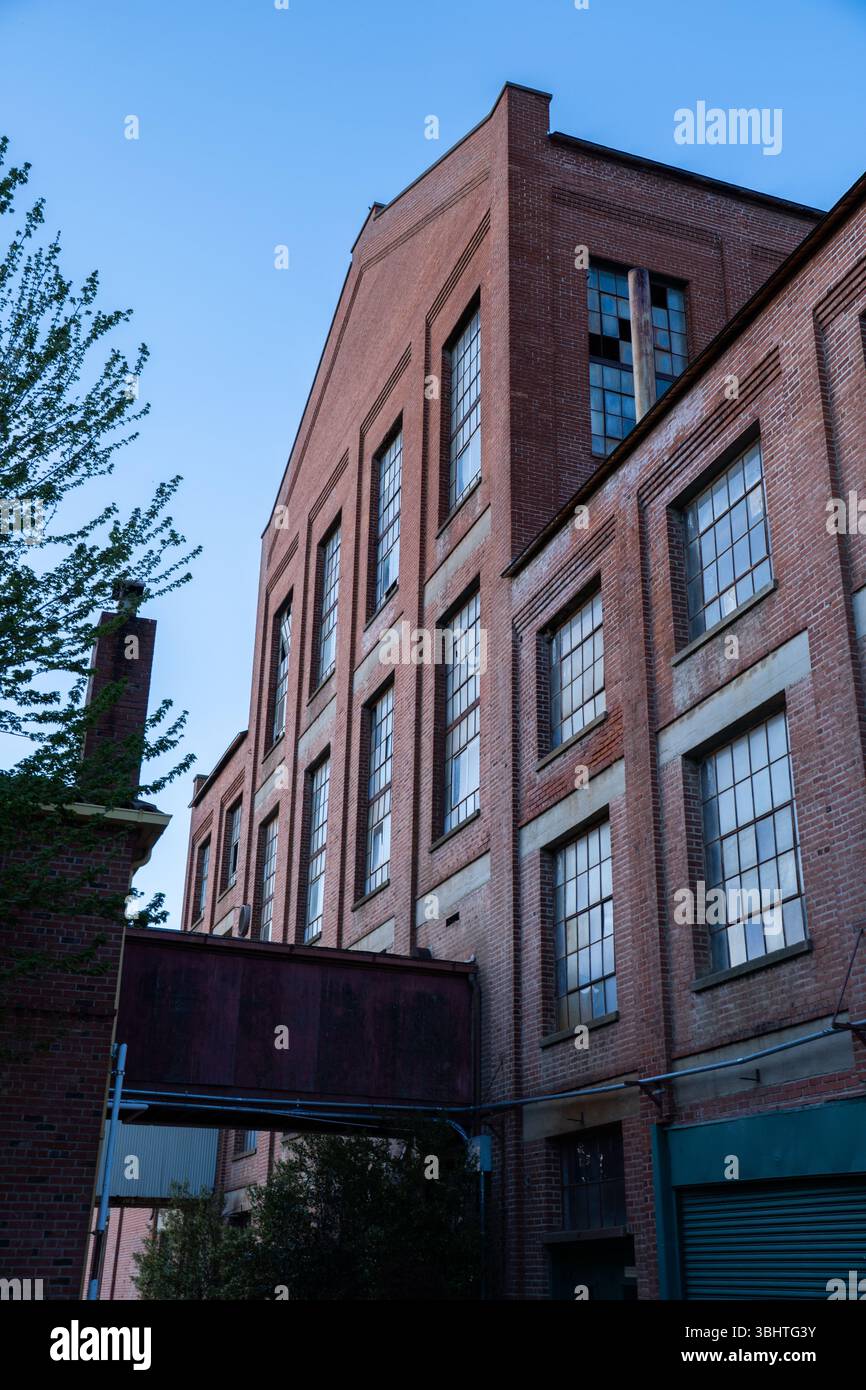 Four story brick wall hi-res stock photography and images - Alamy