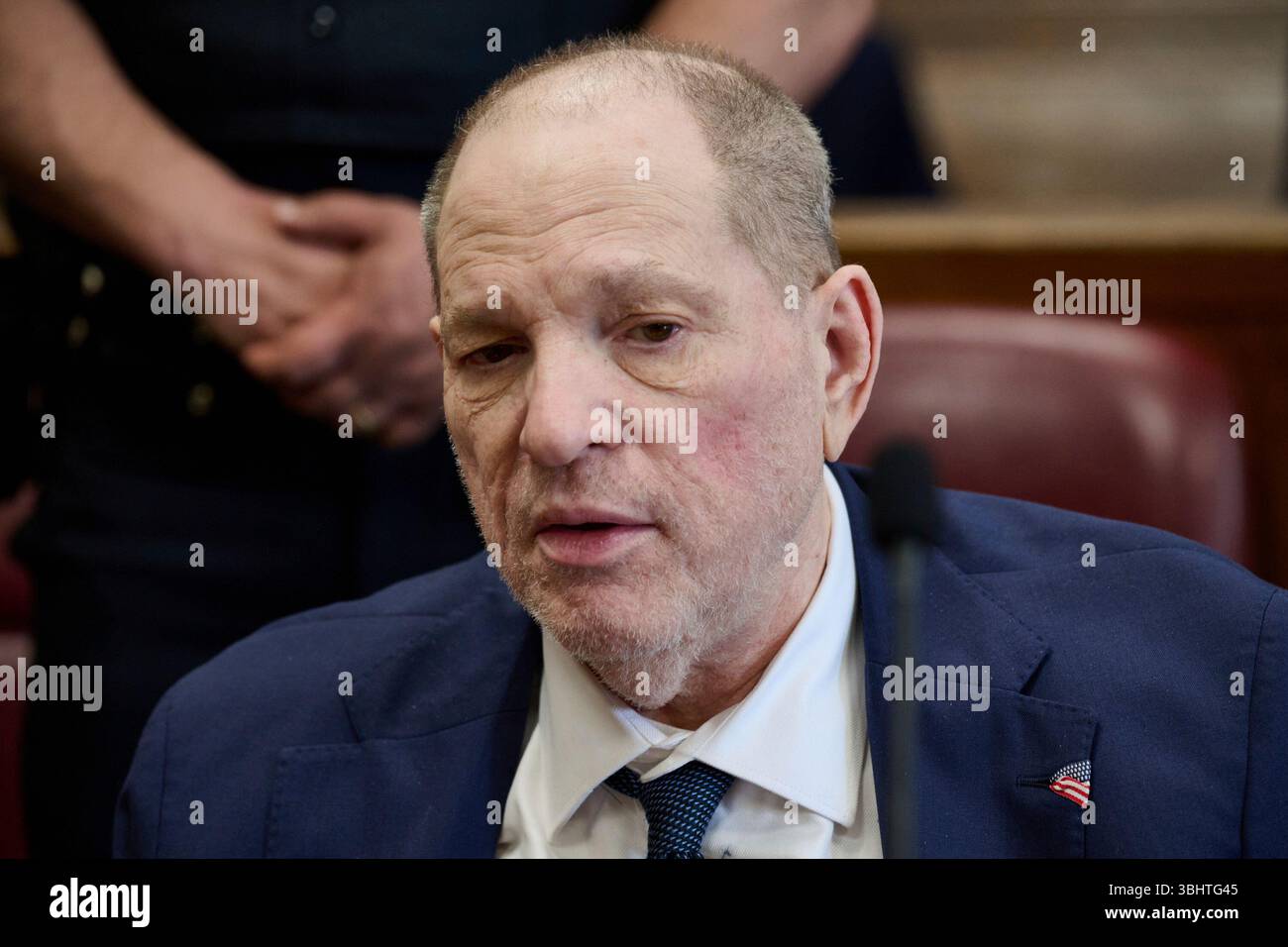 Harvey Weinstein jokes with press photographers in Manhattan criminal ...