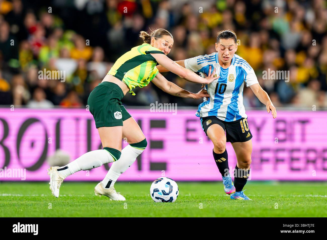 Winonah Heatley of the Matildas (left) and Maricel Peyreyra of ...
