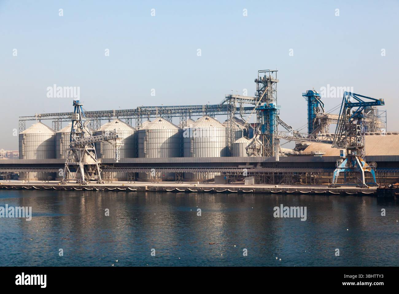 Grain storage terminal with storage tanks and loading lines in the ...