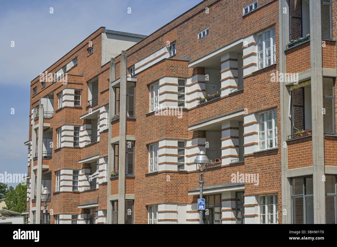 Residential building, Bristolstrasse, Schillerpark housing estate ...