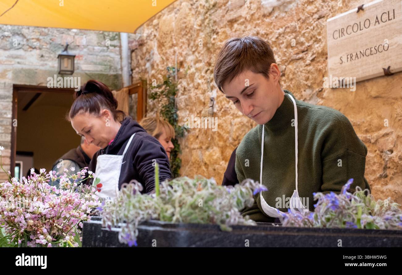 Pienza e i fiori. Flower festival in Pienza, Val D'Orcia. Tuscany ...