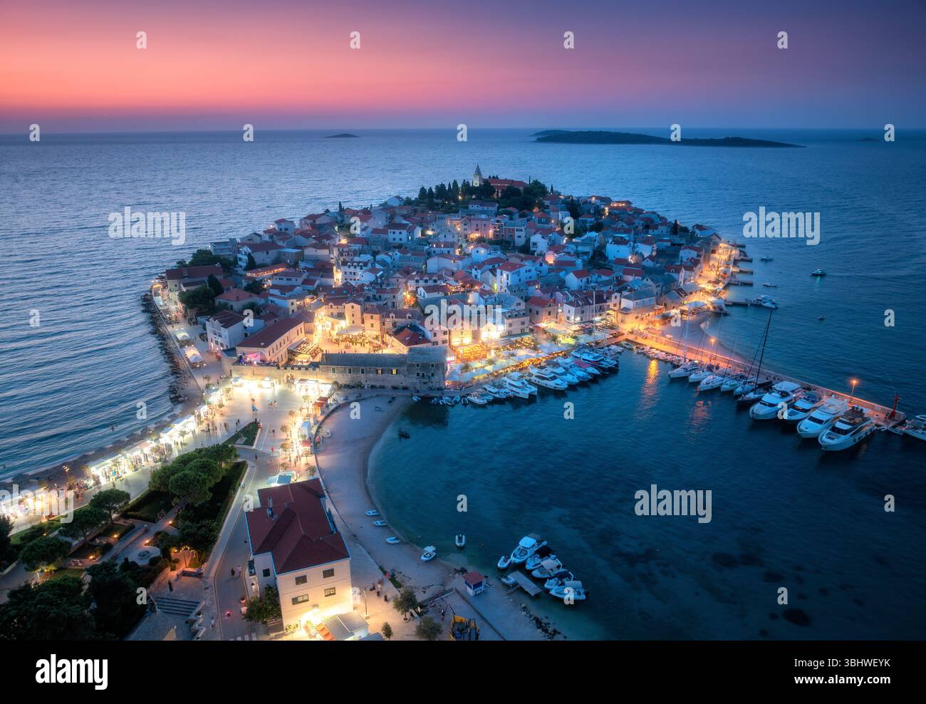 Aeriel view island and boat hi-res stock photography and images - Alamy