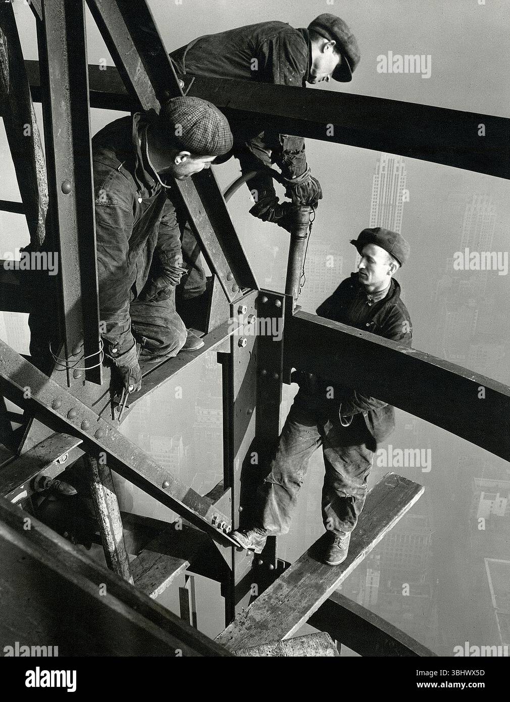 Structural workers high up on The Empire State Building in New York ...