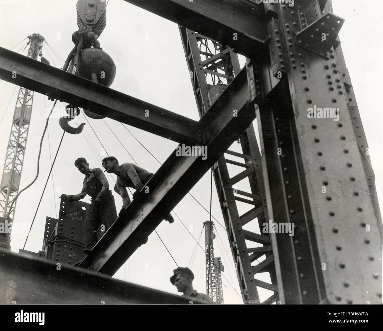 Steel Workers at work on the Empire State Building in ew York Stock ...