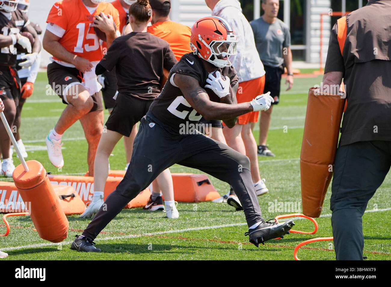 Cleveland Browns running back Pierre Strong Jr. (20) participates in a ...