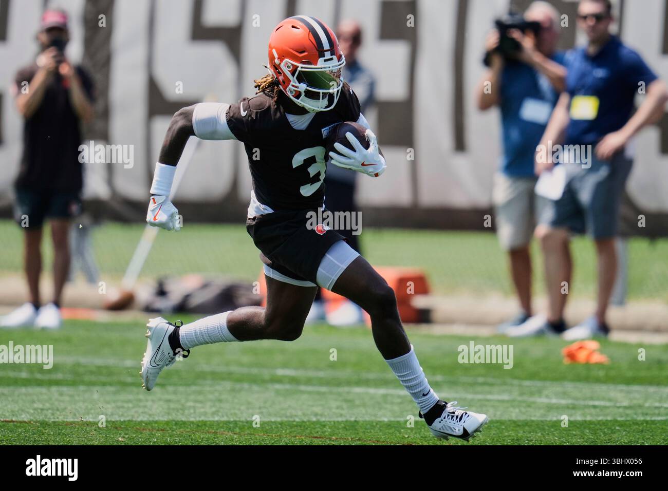 Cleveland Browns wide receiver Jerry Jeudy (3) carries during practice ...