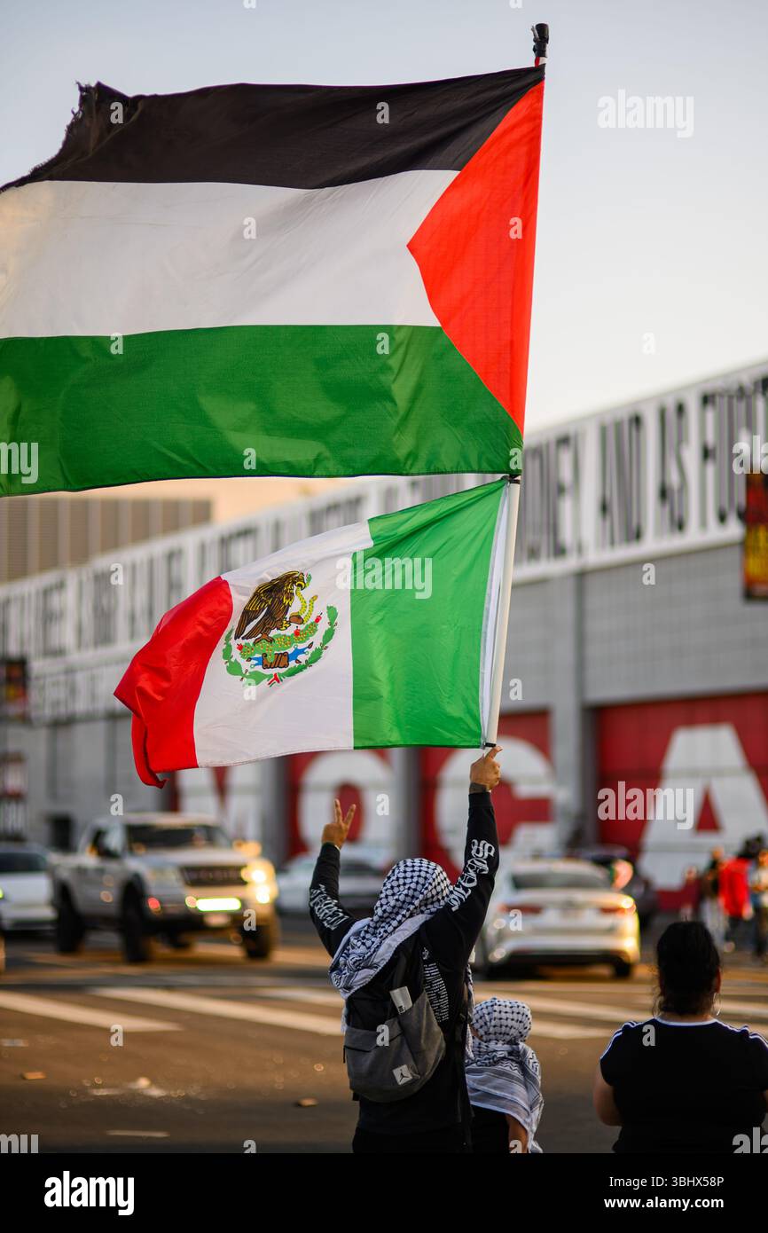 Mexican flag in wind hi-res stock photography and images - Alamy