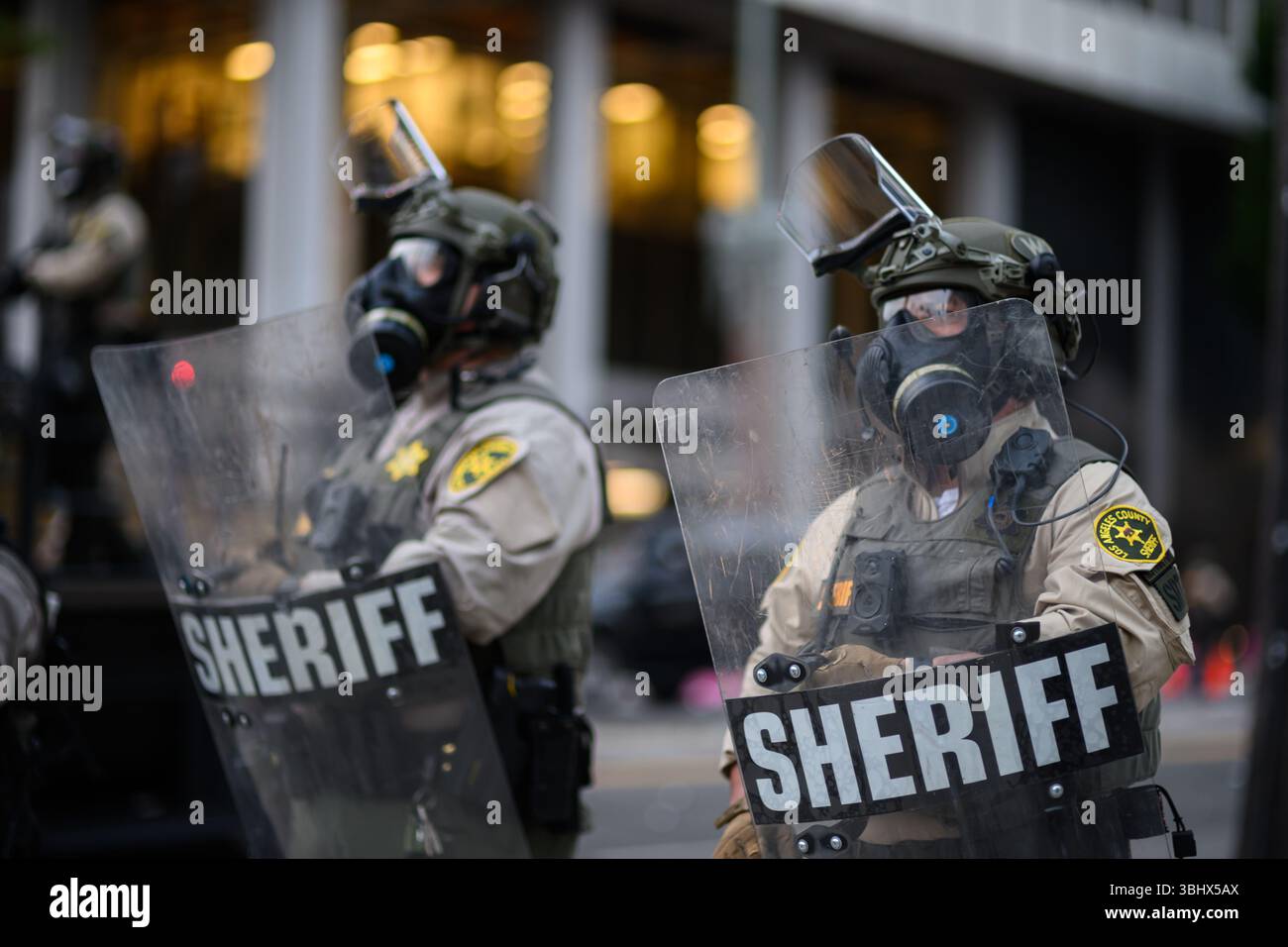 Los Angeles Sheriff deputies with riot shields and gas masks Stock ...