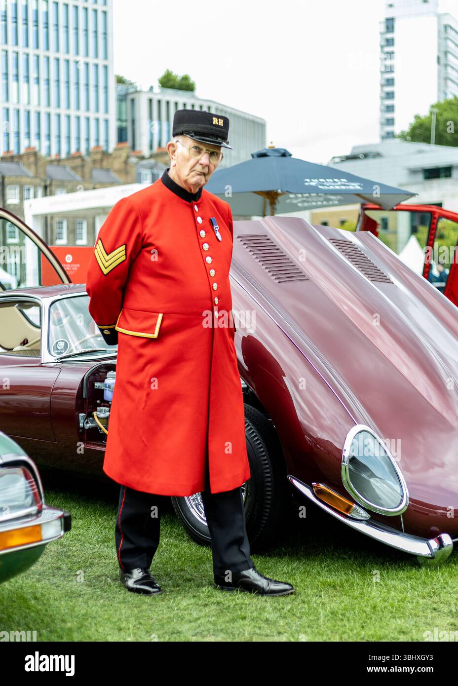 A Chelsea pensioner visits the London Concours classic car show 2025 ...