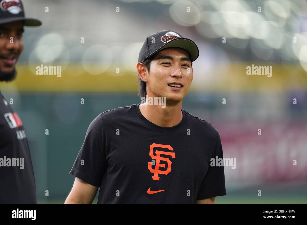 San Francisco Giants center fielder Jung Hoo Lee warms up before a ...
