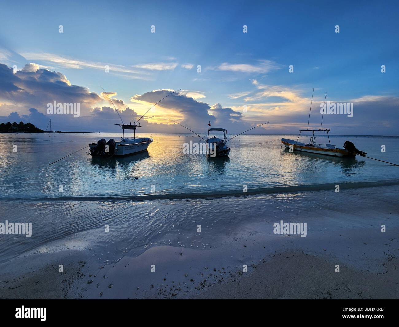 Serene sunset scene gentle ocean hi-res stock photography and images ...